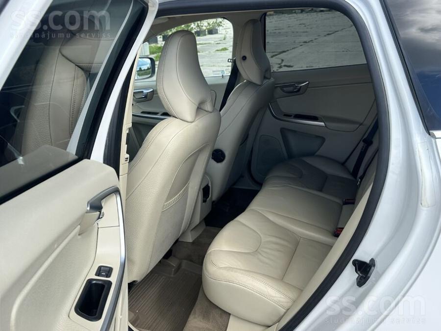 White Volvo XC60 2010 in Riga, with an engine capacity of 2.40 L and mileage of 330 thousand km for 7599 €, photo 28 on AUTOMOTO.COM.LV