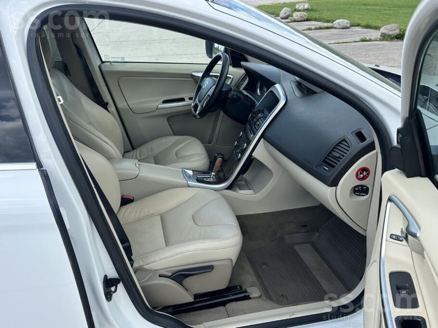 White Volvo XC60 2010 in Riga, with an engine capacity of 2.40 L and mileage of 330 thousand km for 7599 €, photo 30 on AUTOMOTO.COM.LV