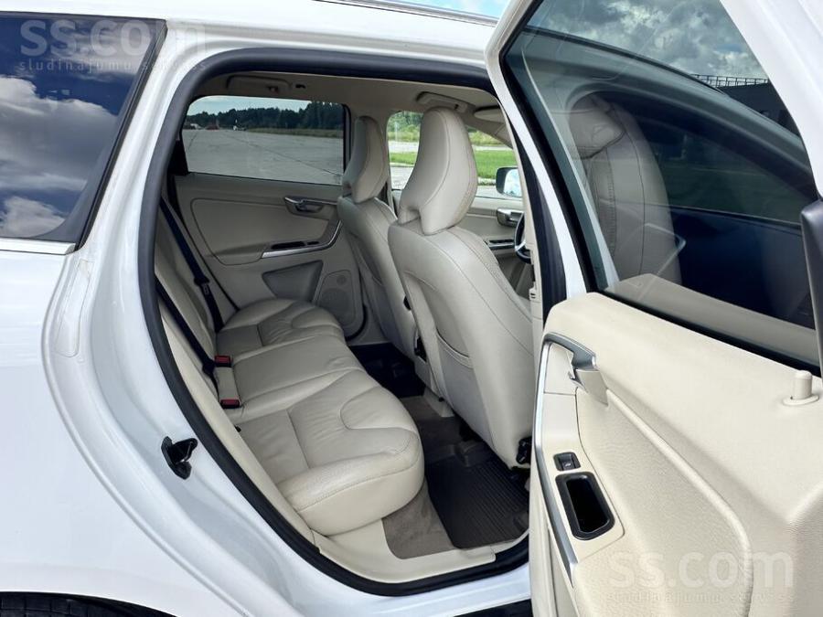 White Volvo XC60 2010 in Riga, with an engine capacity of 2.40 L and mileage of 330 thousand km for 7599 €, photo 33 on AUTOMOTO.COM.LV