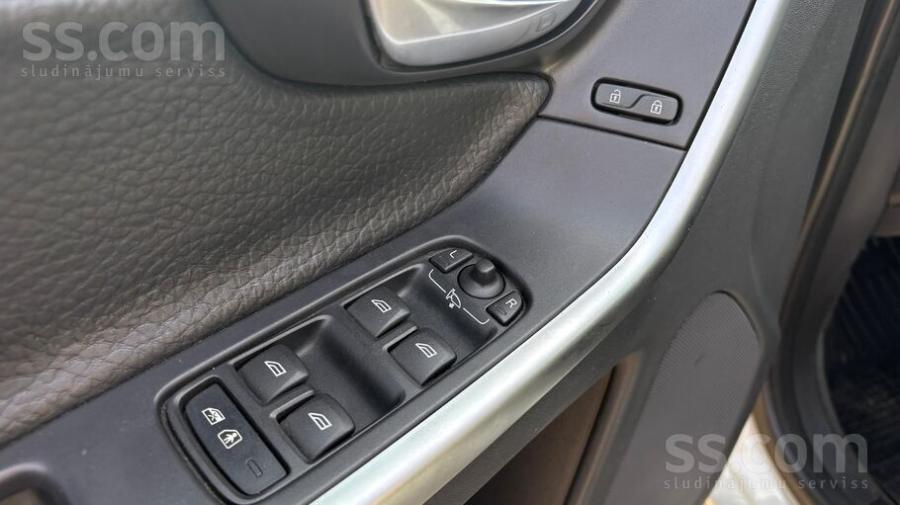 Balts Volvo XC60 2010 Liepāja, ar dzinēja tilpumu 2.40 L un nobraukumu 222 tūkst. km par 7850 €, foto 13 vietnē AUTOMOTO.COM.LV