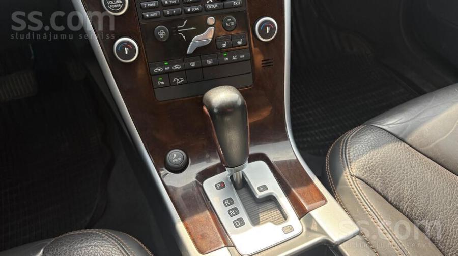 Balts Volvo XC60 2010 Liepāja, ar dzinēja tilpumu 2.40 L un nobraukumu 222 tūkst. km par 7850 €, foto 18 vietnē AUTOMOTO.COM.LV