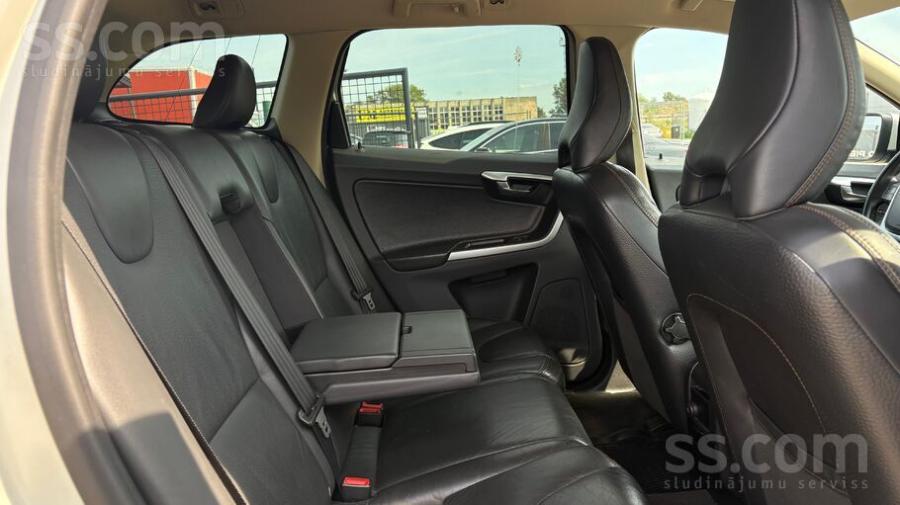 Balts Volvo XC60 2010 Liepāja, ar dzinēja tilpumu 2.40 L un nobraukumu 222 tūkst. km par 7850 €, foto 24 vietnē AUTOMOTO.COM.LV