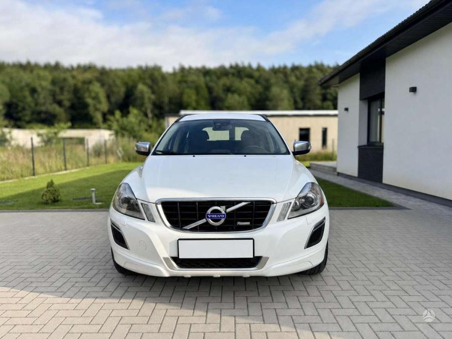 White Volvo XC60 2010 in Vilnius, with an engine capacity of 2.40 L and mileage of 189 thousand km for 8300 €, photo 1 on AUTOMOTO.COM.LV