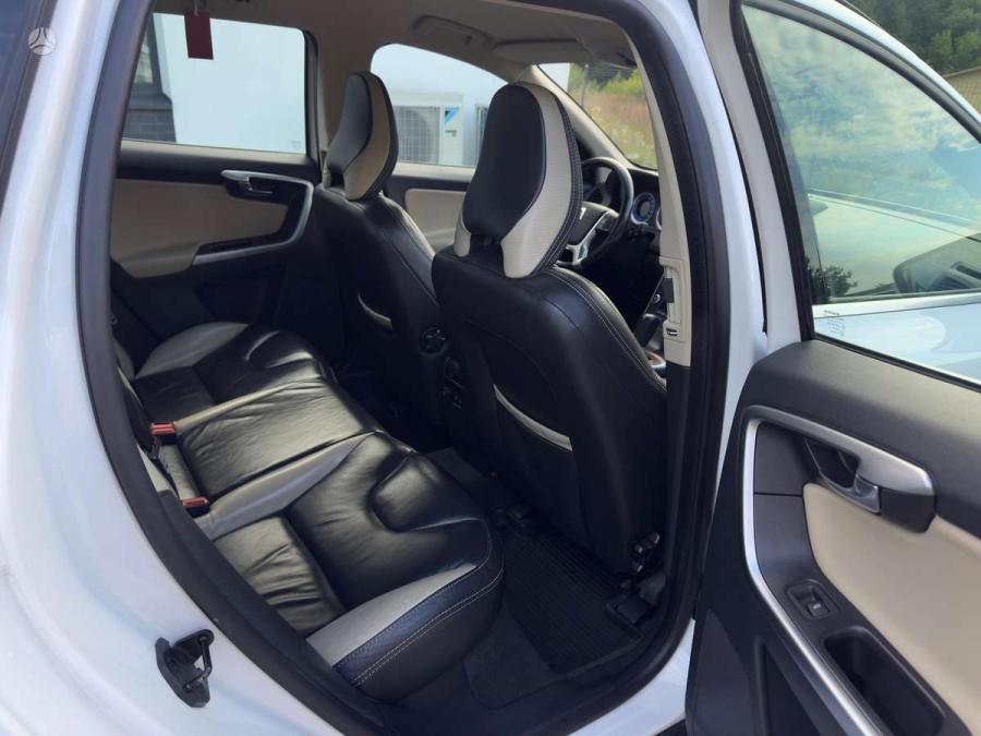 White Volvo XC60 2010 in Vilnius, with an engine capacity of 2.40 L and mileage of 189 thousand km for 8300 €, photo 9 on AUTOMOTO.COM.LV