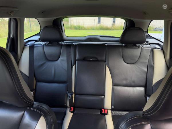 White Volvo XC60 2010 in Vilnius, with an engine capacity of 2.40 L and mileage of 189 thousand km for 8300 €, photo 9 on AUTOMOTO.COM.LV