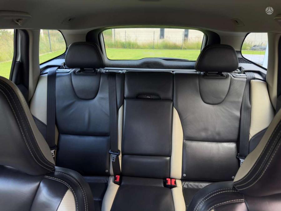 White Volvo XC60 2010 in Vilnius, with an engine capacity of 2.40 L and mileage of 189 thousand km for 8300 €, photo 10 on AUTOMOTO.COM.LV