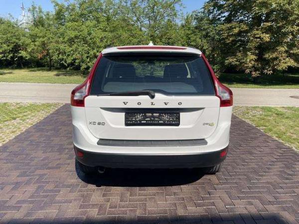 White Volvo XC60 2010 in Siauliai, with an engine capacity of 1.98 L and mileage of 370 thousand km for 4850 €, photo 7 on AUTOMOTO.COM.LV