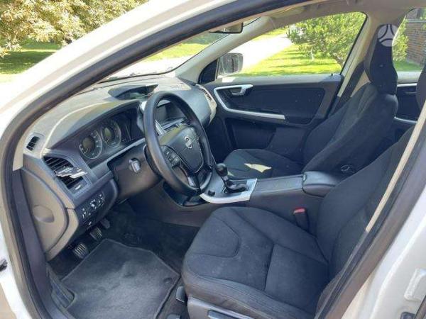White Volvo XC60 2010 in Siauliai, with an engine capacity of 1.98 L and mileage of 370 thousand km for 4850 €, photo 10 on AUTOMOTO.COM.LV