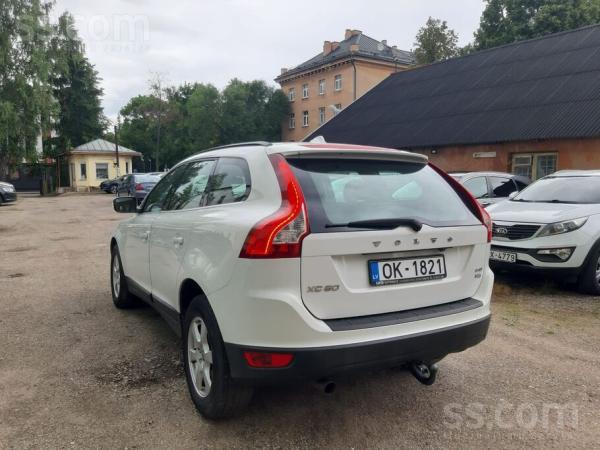 White Volvo XC60 2010 in Daugavpils, with an engine capacity of 2.40 L and mileage of 0 thousand km for 7950 €, photo 7 on AUTOMOTO.COM.LV