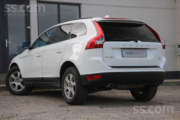 White Volvo XC60 2010 in Tukums, with an engine capacity of 2.40 L and mileage of 288 thousand km for 8999 €, photo 3 on AUTOMOTO.COM.LV