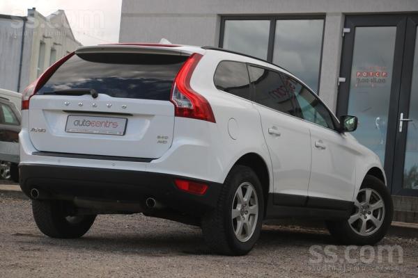 White Volvo XC60 2010 in Tukums, with an engine capacity of 2.40 L and mileage of 288 thousand km for 8999 €, photo 5 on AUTOMOTO.COM.LV