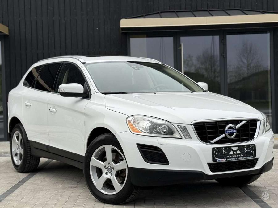 Balts Volvo XC60 2010 Šauļi, ar dzinēja tilpumu 2.40 L un nobraukumu 301 tūkst. km par 10950 €, foto 1 vietnē AUTOMOTO.COM.LV