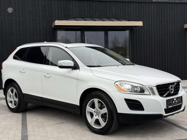 White Volvo XC60 2010 in Siauliai, with an engine capacity of 2.40 L and mileage of 301 thousand km for 10950 €, photo 3 on AUTOMOTO.COM.LV