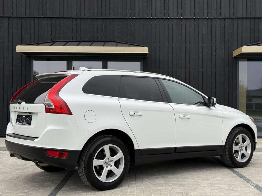 Balts Volvo XC60 2010 Šauļi, ar dzinēja tilpumu 2.40 L un nobraukumu 301 tūkst. km par 10950 €, foto 9 vietnē AUTOMOTO.COM.LV