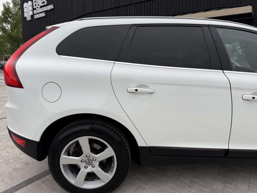 Balts Volvo XC60 2010 Šauļi, ar dzinēja tilpumu 2.40 L un nobraukumu 301 tūkst. km par 10950 €, foto 16 vietnē AUTOMOTO.COM.LV