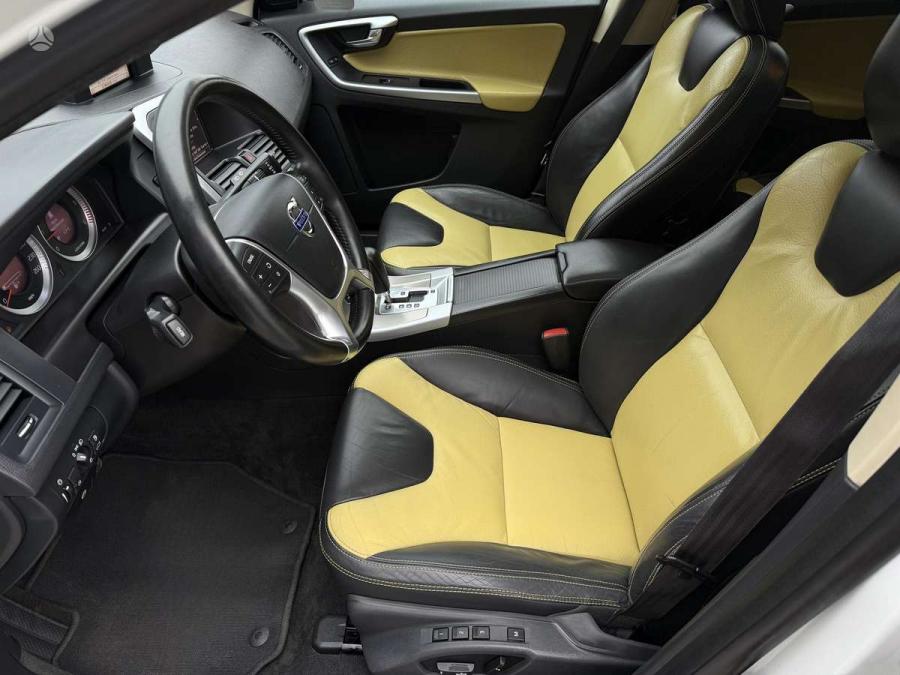 Balts Volvo XC60 2010 Šauļi, ar dzinēja tilpumu 2.40 L un nobraukumu 301 tūkst. km par 10950 €, foto 18 vietnē AUTOMOTO.COM.LV