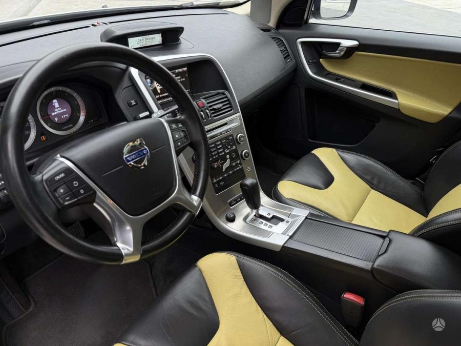 Balts Volvo XC60 2010 Šauļi, ar dzinēja tilpumu 2.40 L un nobraukumu 301 tūkst. km par 10950 €, foto 19 vietnē AUTOMOTO.COM.LV