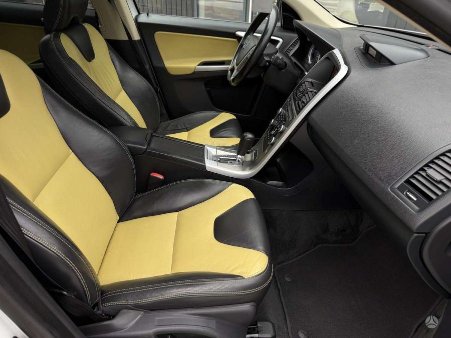 Balts Volvo XC60 2010 Šauļi, ar dzinēja tilpumu 2.40 L un nobraukumu 301 tūkst. km par 10950 €, foto 22 vietnē AUTOMOTO.COM.LV