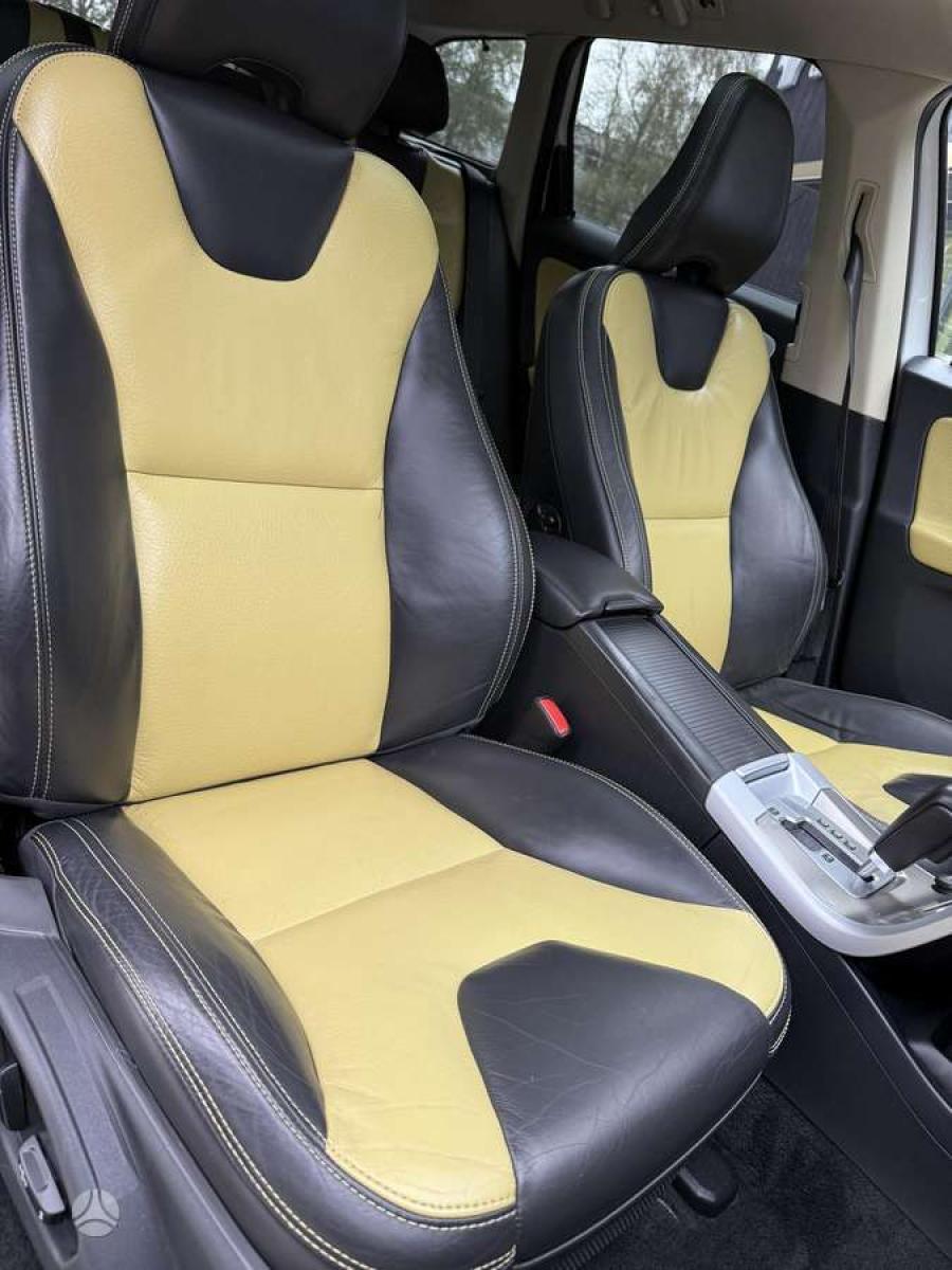 Balts Volvo XC60 2010 Šauļi, ar dzinēja tilpumu 2.40 L un nobraukumu 301 tūkst. km par 10950 €, foto 24 vietnē AUTOMOTO.COM.LV