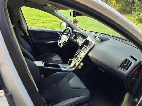 Balts Volvo XC60 2010 Viļņa, ar dzinēja tilpumu 2.40 L un nobraukumu 330 tūkst. km par 5650 €, foto 10 vietnē AUTOMOTO.COM.LV
