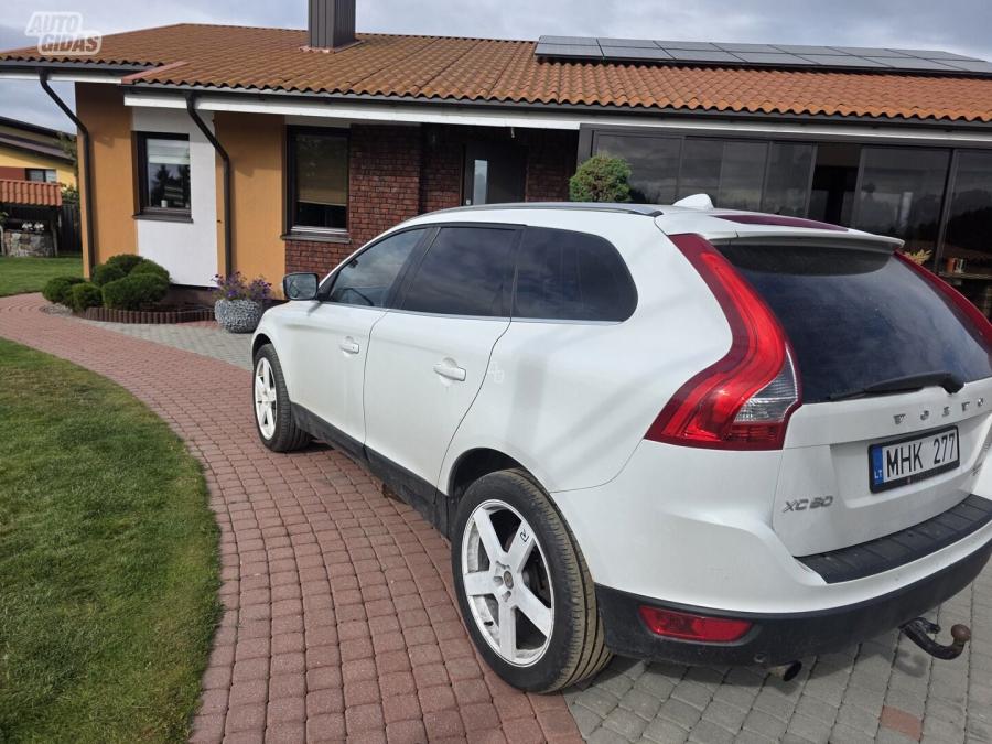 White Volvo XC60 2010 in Kretinga, with an engine capacity of 2.40 L and mileage of 358 thousand km for 4400 €, photo 5 on AUTOMOTO.COM.LV