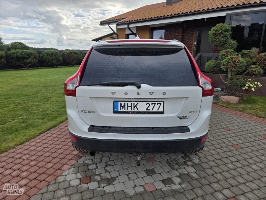 White Volvo XC60 2010 in Kretinga, with an engine capacity of 2.40 L and mileage of 358 thousand km for 4400 €, photo 8 on AUTOMOTO.COM.LV