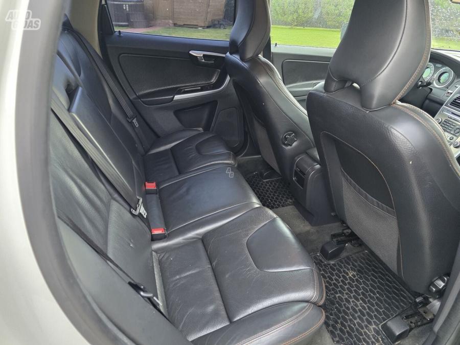 White Volvo XC60 2010 in Kretinga, with an engine capacity of 2.40 L and mileage of 358 thousand km for 4400 €, photo 11 on AUTOMOTO.COM.LV