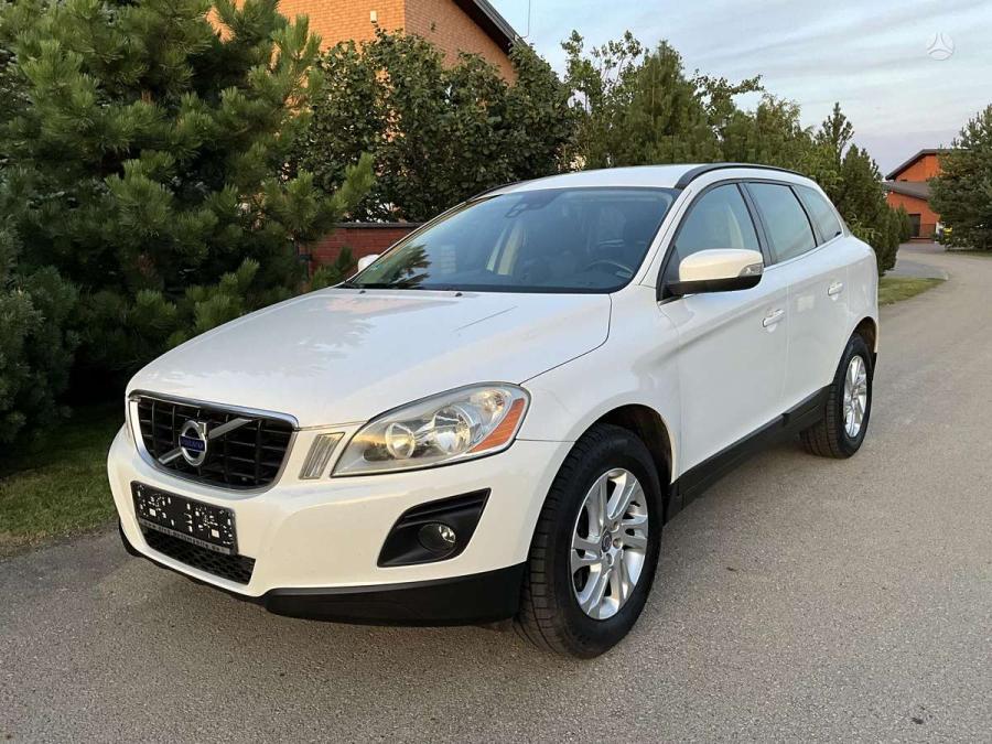Balts Volvo XC60 2010 Šauļi, ar dzinēja tilpumu 2.40 L un nobraukumu 329 tūkst. km par 6599 €, foto 1 vietnē AUTOMOTO.COM.LV