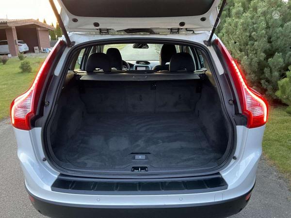 White Volvo XC60 2010 in Siauliai, with an engine capacity of 2.40 L and mileage of 329 thousand km for 6599 €, photo 9 on AUTOMOTO.COM.LV