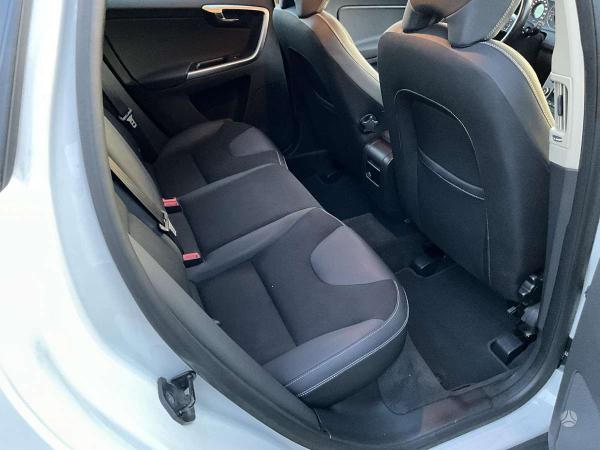 White Volvo XC60 2010 in Siauliai, with an engine capacity of 2.40 L and mileage of 329 thousand km for 6599 €, photo 11 on AUTOMOTO.COM.LV