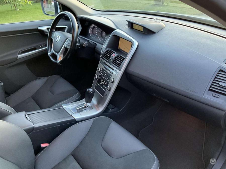 Balts Volvo XC60 2010 Šauļi, ar dzinēja tilpumu 2.40 L un nobraukumu 329 tūkst. km par 6599 €, foto 12 vietnē AUTOMOTO.COM.LV