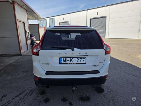 White Volvo XC60 2010 in Kretinga, with an engine capacity of 2.40 L and mileage of 357 thousand km for 4600 €, photo 4 on AUTOMOTO.COM.LV