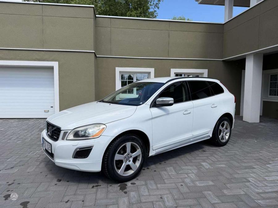 Balts Volvo XC60 2010 Šauļi, ar dzinēja tilpumu 2.40 L un nobraukumu 290 tūkst. km par 8500 €, foto 1 vietnē AUTOMOTO.COM.LV