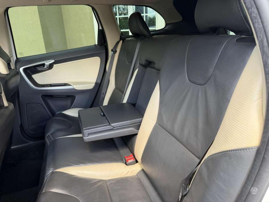 Balts Volvo XC60 2010 Šauļi, ar dzinēja tilpumu 2.40 L un nobraukumu 290 tūkst. km par 8500 €, foto 12 vietnē AUTOMOTO.COM.LV