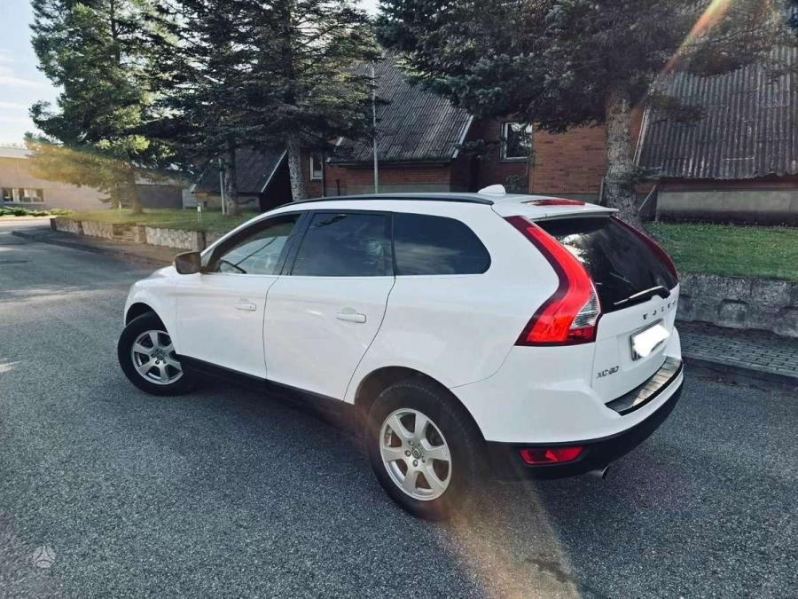 White Volvo XC60 2010 in Vilnius, with an engine capacity of 2.40 L and mileage of 330 thousand km for 5150 €, photo 5 on AUTOMOTO.COM.LV