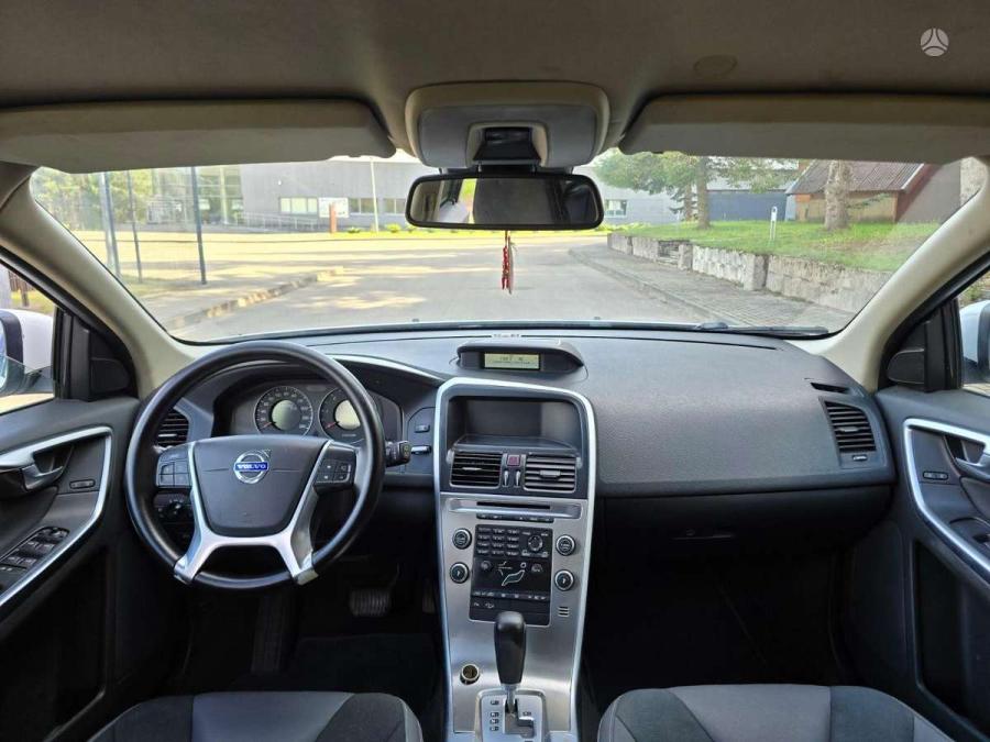 White Volvo XC60 2010 in Vilnius, with an engine capacity of 2.40 L and mileage of 330 thousand km for 5150 €, photo 10 on AUTOMOTO.COM.LV