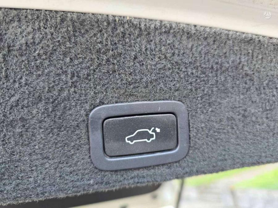 White Volvo XC60 2010 in Vilnius, with an engine capacity of 2.40 L and mileage of 330 thousand km for 5150 €, photo 12 on AUTOMOTO.COM.LV