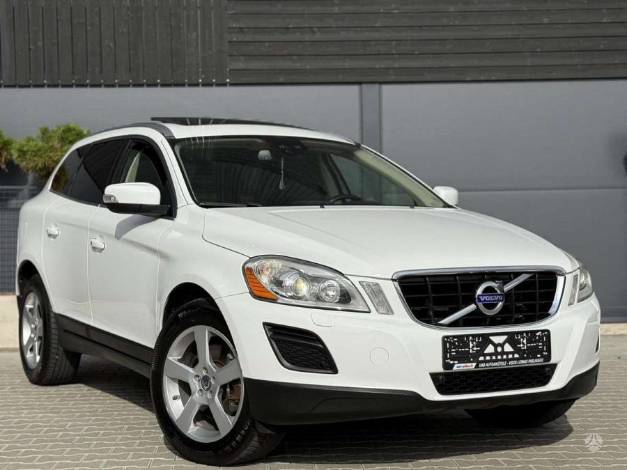 White Volvo XC60 2010 in Siauliai, with an engine capacity of 2.40 L and mileage of 301 thousand km for 10950 €, photo 1 on AUTOMOTO.COM.LV