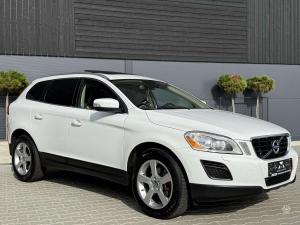 White Volvo XC60 2010 in Siauliai, with an engine capacity of 2.40 L and mileage of 301 thousand km for 10950 €, photo 4 on AUTOMOTO.COM.LV