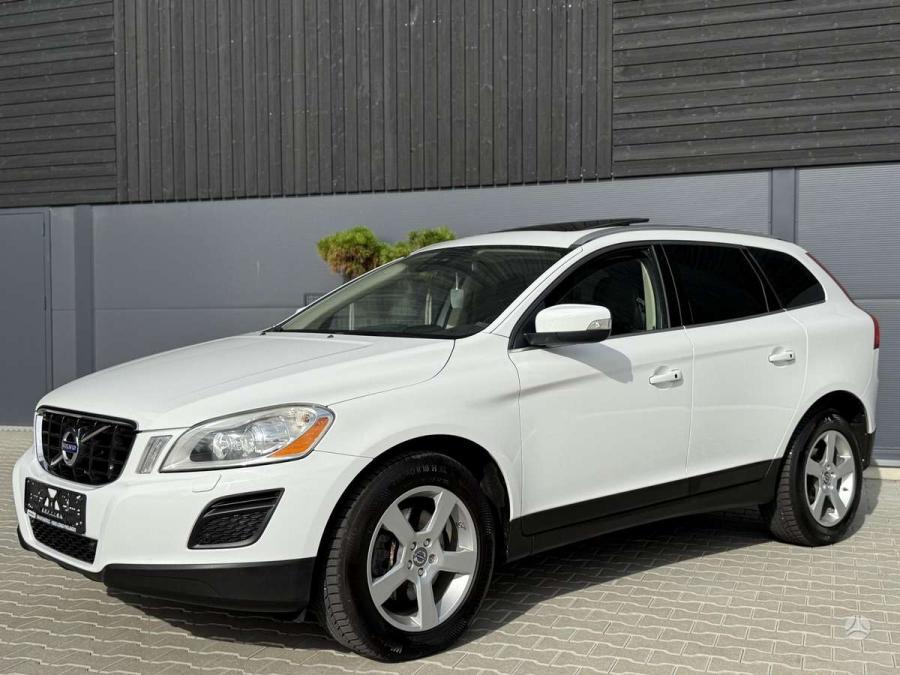 White Volvo XC60 2010 in Siauliai, with an engine capacity of 2.40 L and mileage of 301 thousand km for 10950 €, photo 5 on AUTOMOTO.COM.LV