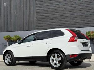 White Volvo XC60 2010 in Siauliai, with an engine capacity of 2.40 L and mileage of 301 thousand km for 10950 €, photo 8 on AUTOMOTO.COM.LV