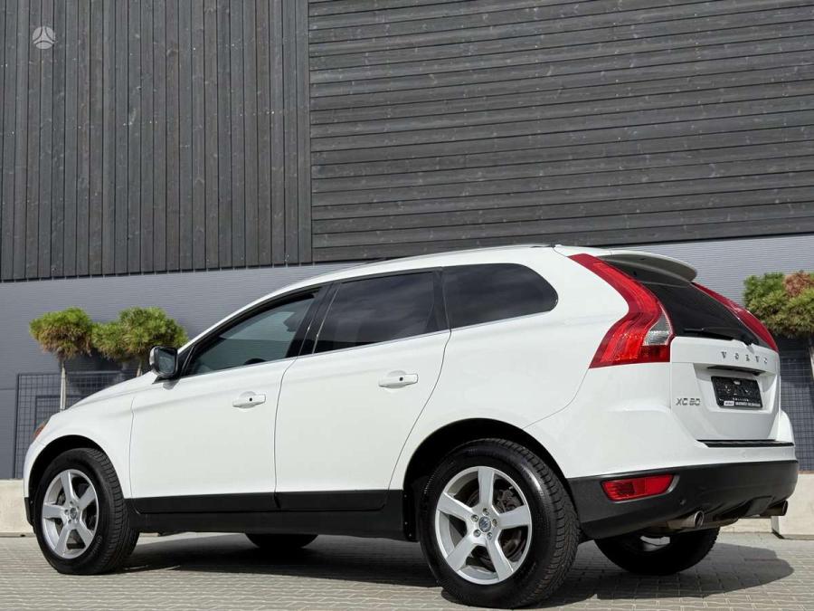 White Volvo XC60 2010 in Siauliai, with an engine capacity of 2.40 L and mileage of 301 thousand km for 10950 €, photo 8 on AUTOMOTO.COM.LV