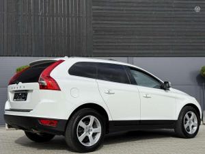 White Volvo XC60 2010 in Siauliai, with an engine capacity of 2.40 L and mileage of 301 thousand km for 10950 €, photo 9 on AUTOMOTO.COM.LV