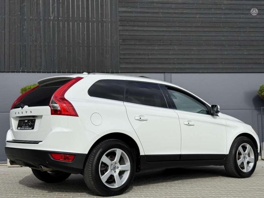 White Volvo XC60 2010 in Siauliai, with an engine capacity of 2.40 L and mileage of 301 thousand km for 10950 €, photo 9 on AUTOMOTO.COM.LV