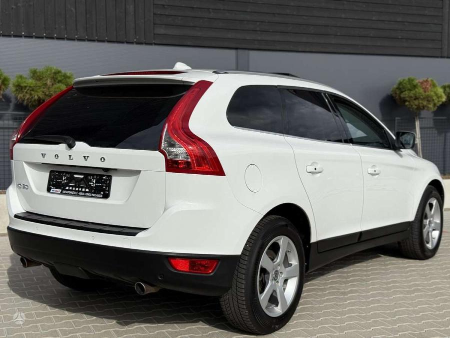 White Volvo XC60 2010 in Siauliai, with an engine capacity of 2.40 L and mileage of 301 thousand km for 10950 €, photo 11 on AUTOMOTO.COM.LV