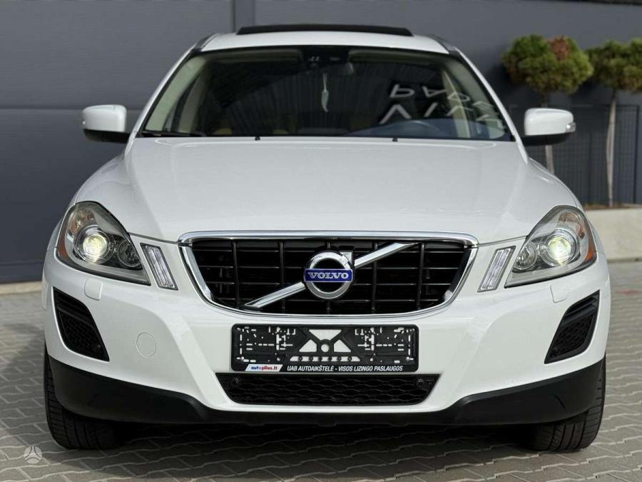 White Volvo XC60 2010 in Siauliai, with an engine capacity of 2.40 L and mileage of 301 thousand km for 10950 €, photo 12 on AUTOMOTO.COM.LV