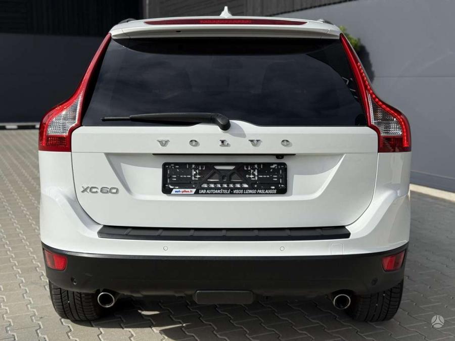 White Volvo XC60 2010 in Siauliai, with an engine capacity of 2.40 L and mileage of 301 thousand km for 10950 €, photo 13 on AUTOMOTO.COM.LV