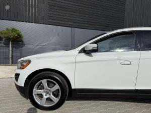White Volvo XC60 2010 in Siauliai, with an engine capacity of 2.40 L and mileage of 301 thousand km for 10950 €, photo 14 on AUTOMOTO.COM.LV