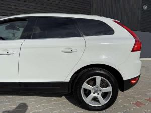 White Volvo XC60 2010 in Siauliai, with an engine capacity of 2.40 L and mileage of 301 thousand km for 10950 €, photo 15 on AUTOMOTO.COM.LV