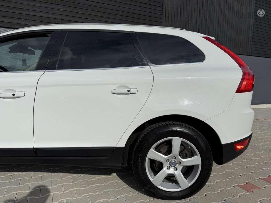 White Volvo XC60 2010 in Siauliai, with an engine capacity of 2.40 L and mileage of 301 thousand km for 10950 €, photo 15 on AUTOMOTO.COM.LV